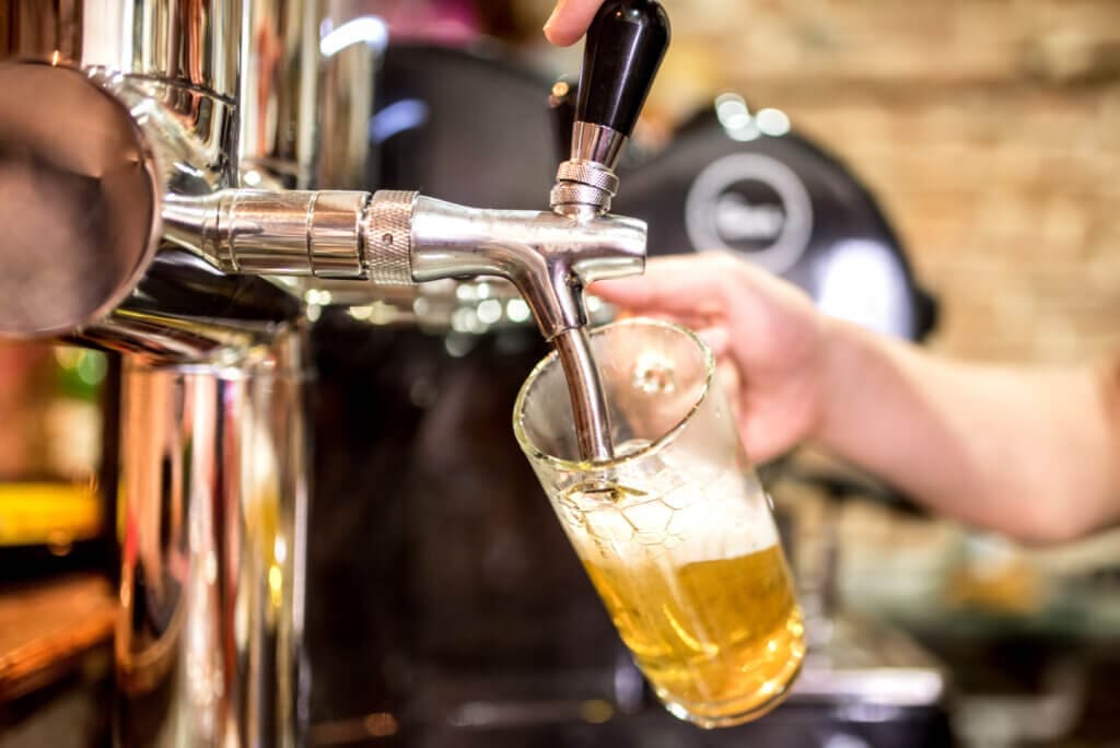 Beer on Tap versus a Can or Bottle: What's the Difference?